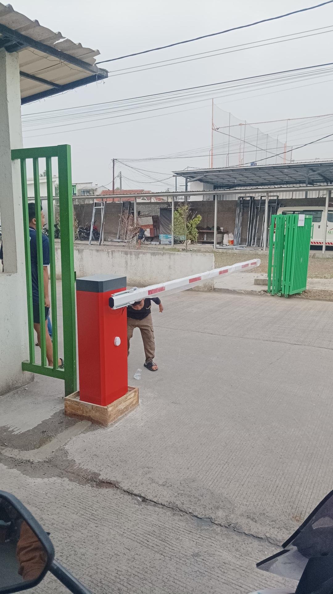 Pemasangan Palang Parkir Otomatis Di Perumahan ALMAAS Bandung | Pelataran