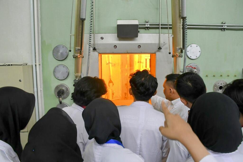 Eksplorasi Laboratorium Reaktor Nuklir: Dari Perangkat Hingga Proses ...
